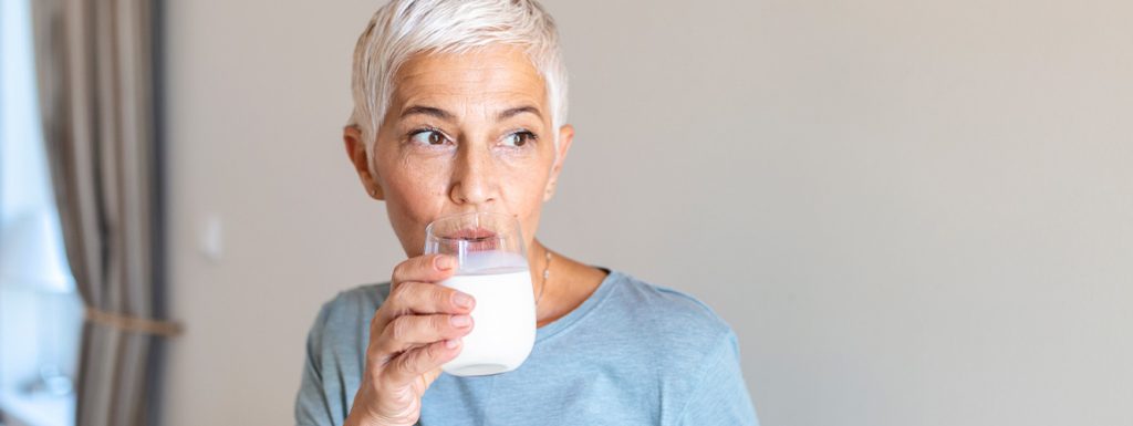 5 Razones por las que deberías tomar un vaso de leche con miel antes de ...